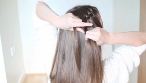 Kako da napravite vodopad pletenicu u kosi? | Lepotica.rs